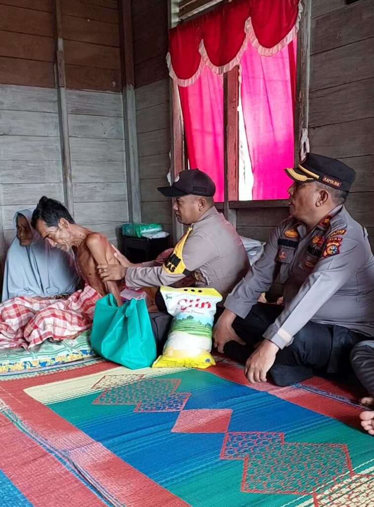 Polsek Bukit Batu Berikan Bantuan Sembako kepada Warga di Batang Duku